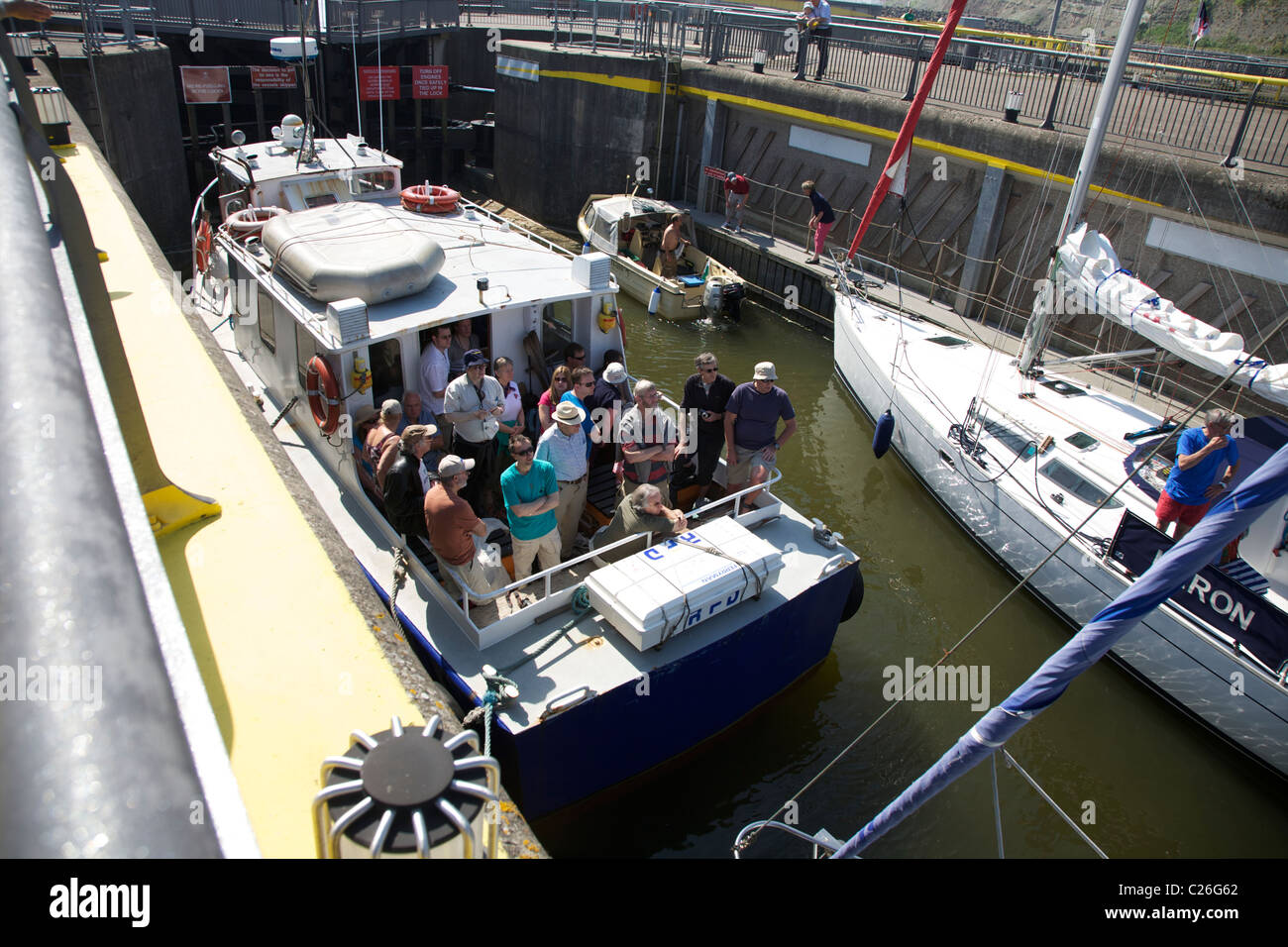 Pleasure boat in lock at Cardiff bay barrage Stock Photo - Alamy