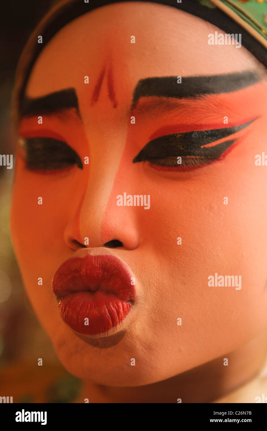 Chinese opera actor backstage hi-res stock photography and images - Alamy