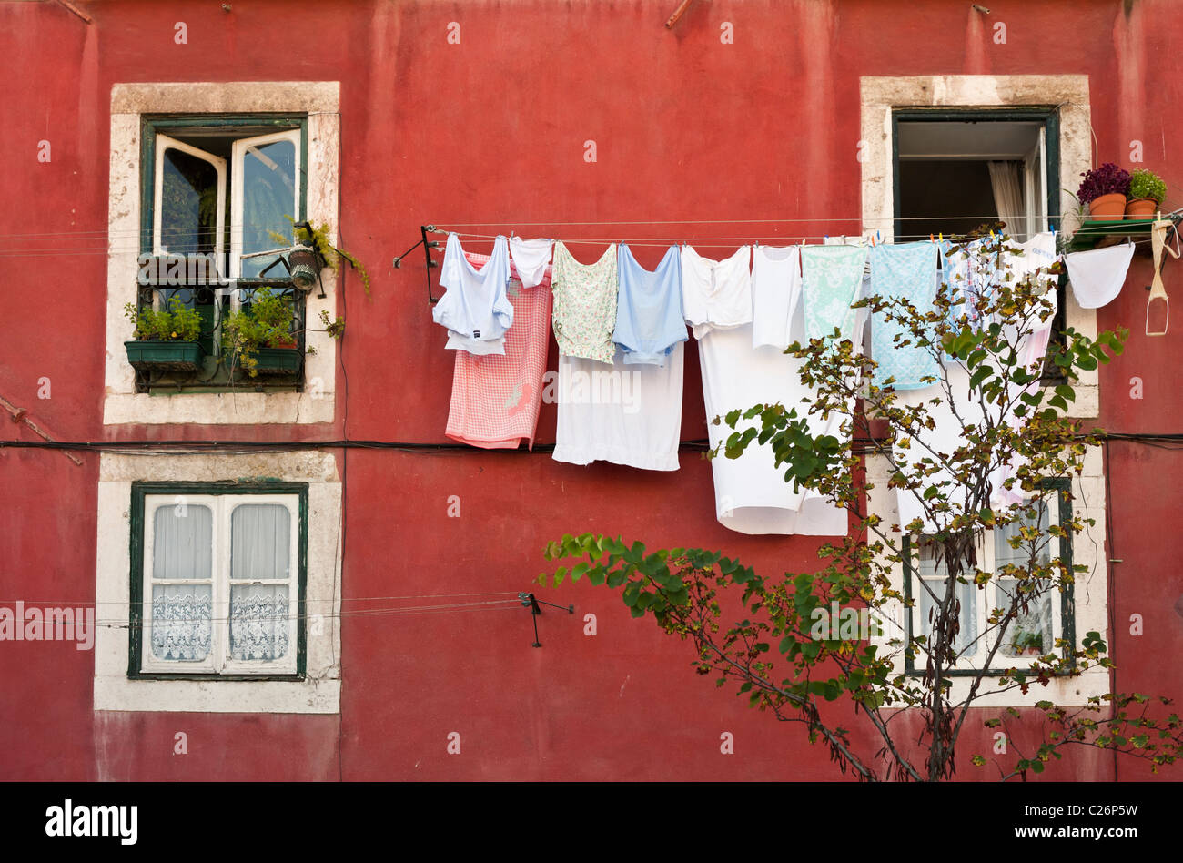 Washing line house exterior hi-res stock photography and images - Alamy