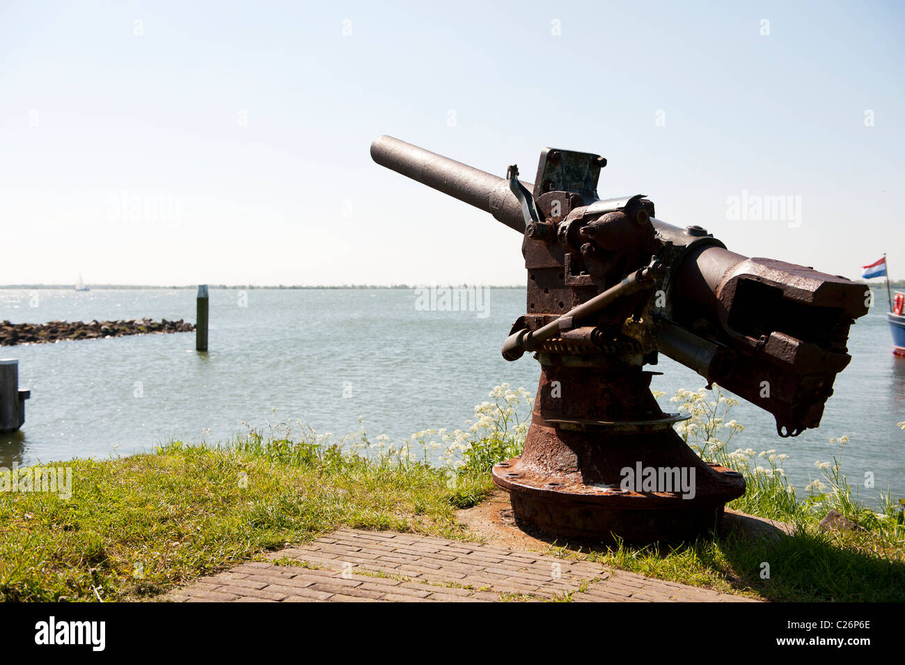Rusty old canon hi-res stock photography and images - Alamy