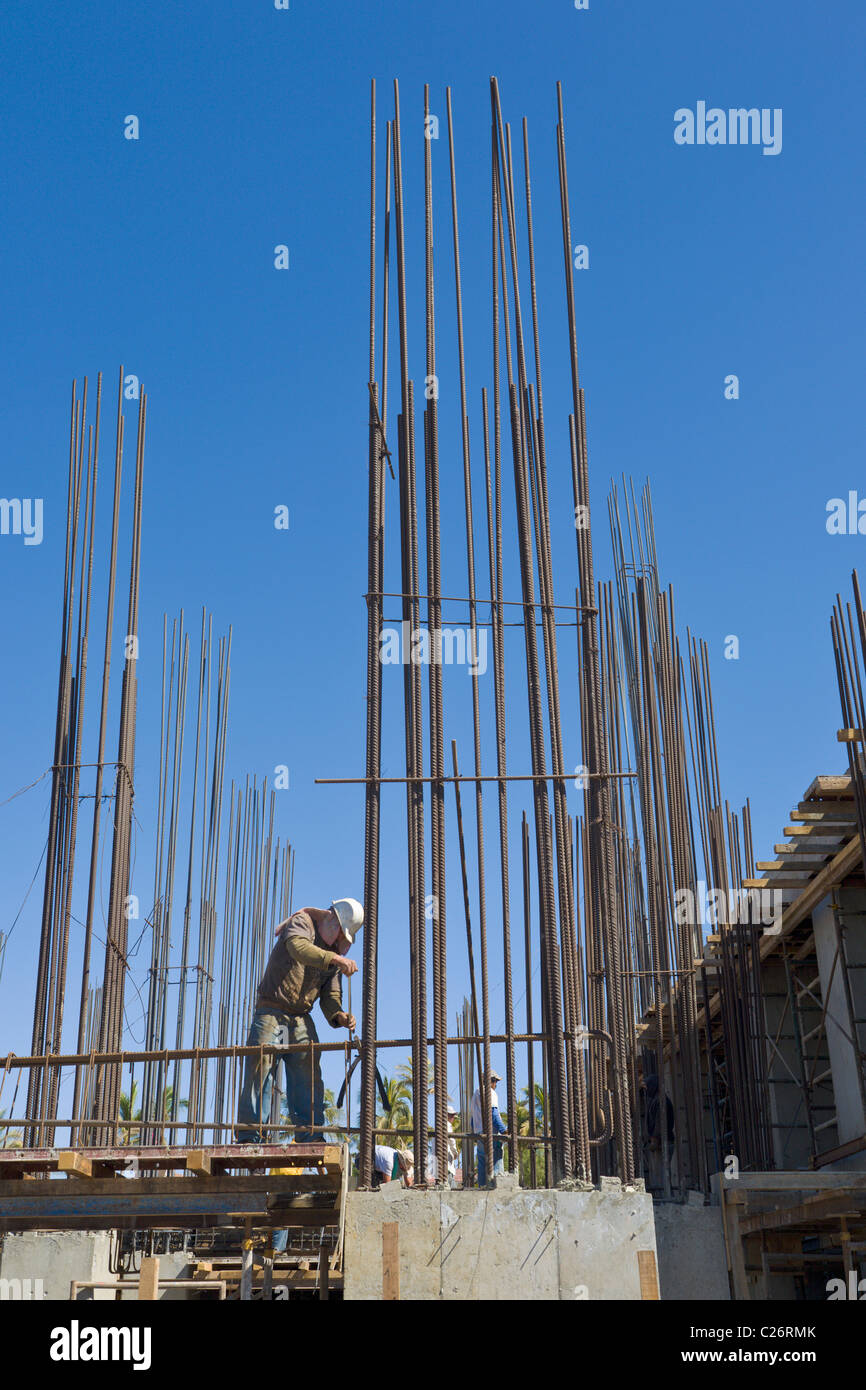 Construction workers building mexico hi-res stock photography and ...