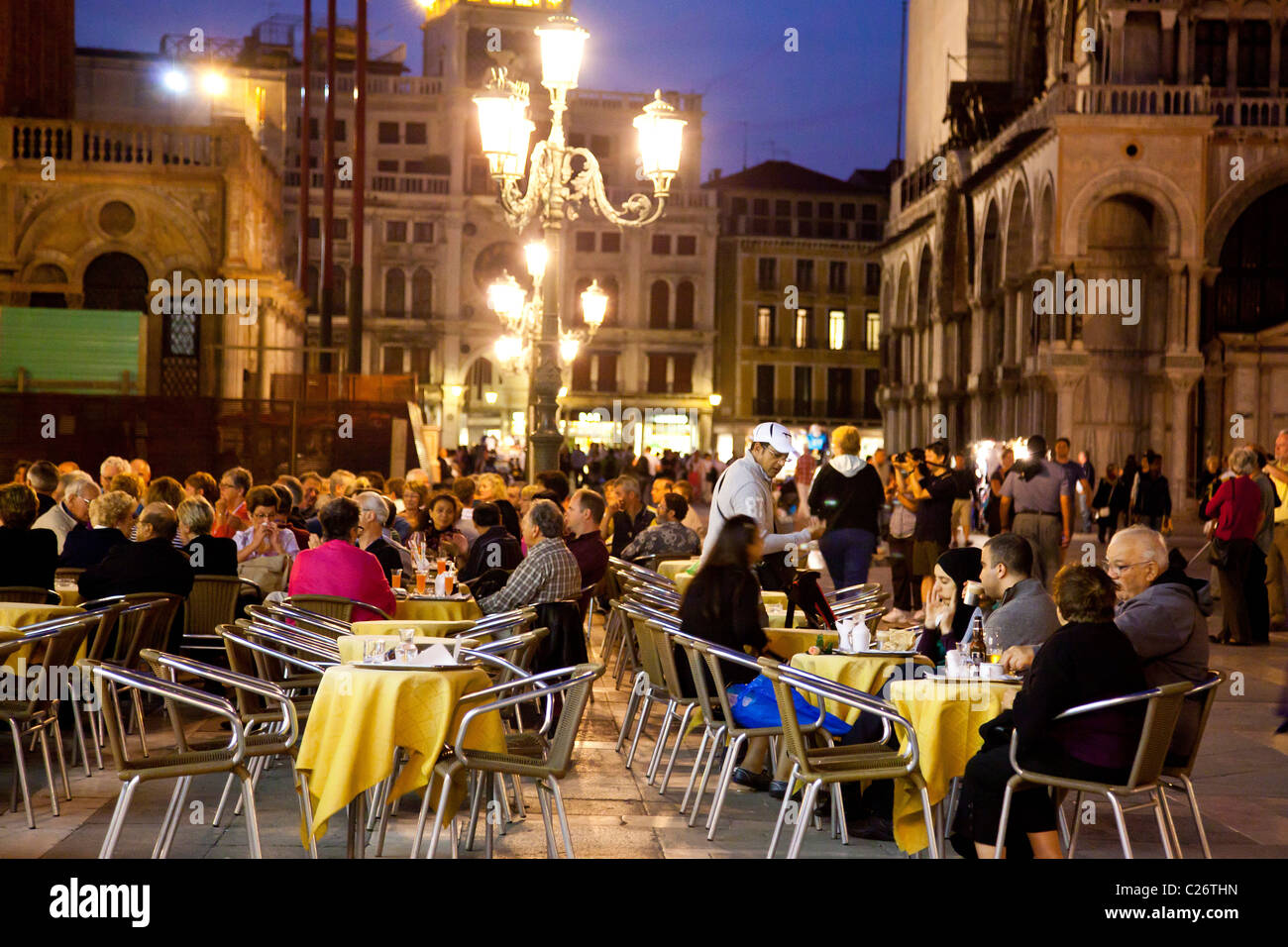 Outdoor dining at night in Piazza San Marco in Venice Stock Photo - Alamy