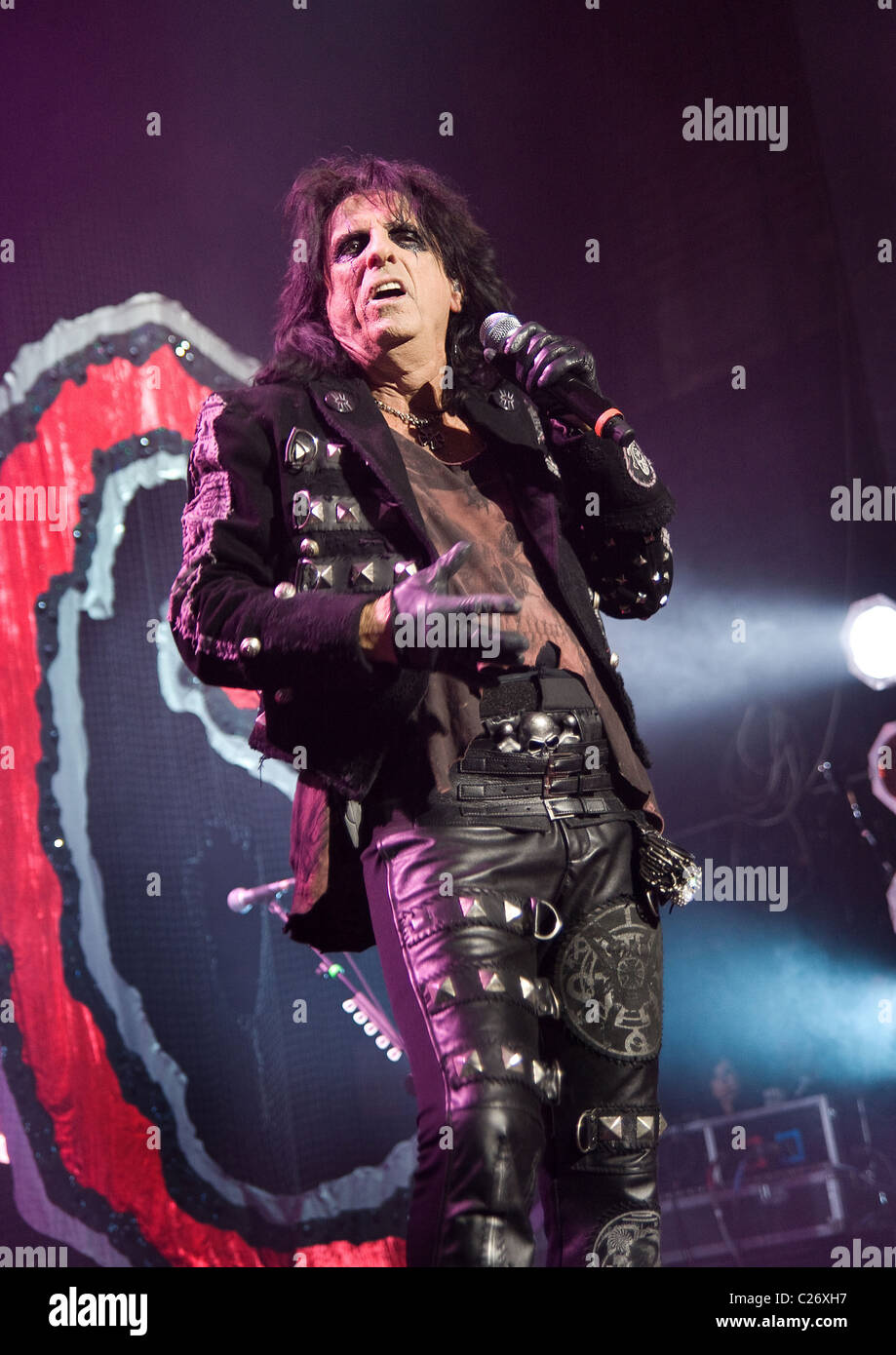 Alice Cooper performing at the Manchester Apollo on his 'Theatre of ...