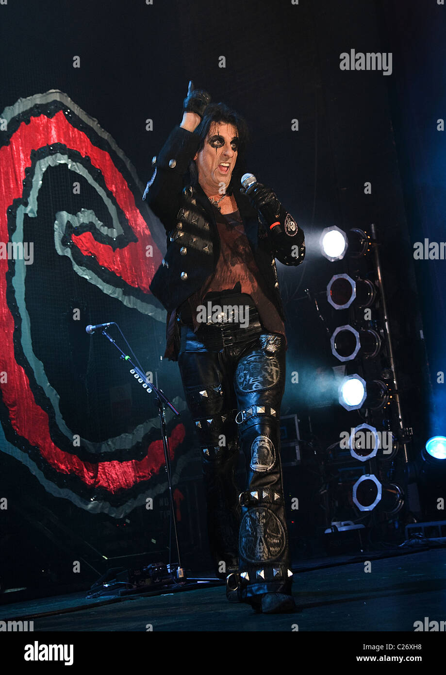Alice Cooper performing at the Manchester Apollo on his 'Theatre of ...