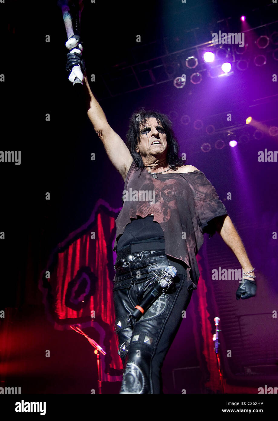 Alice Cooper performing at the Manchester Apollo on his 'Theatre of ...