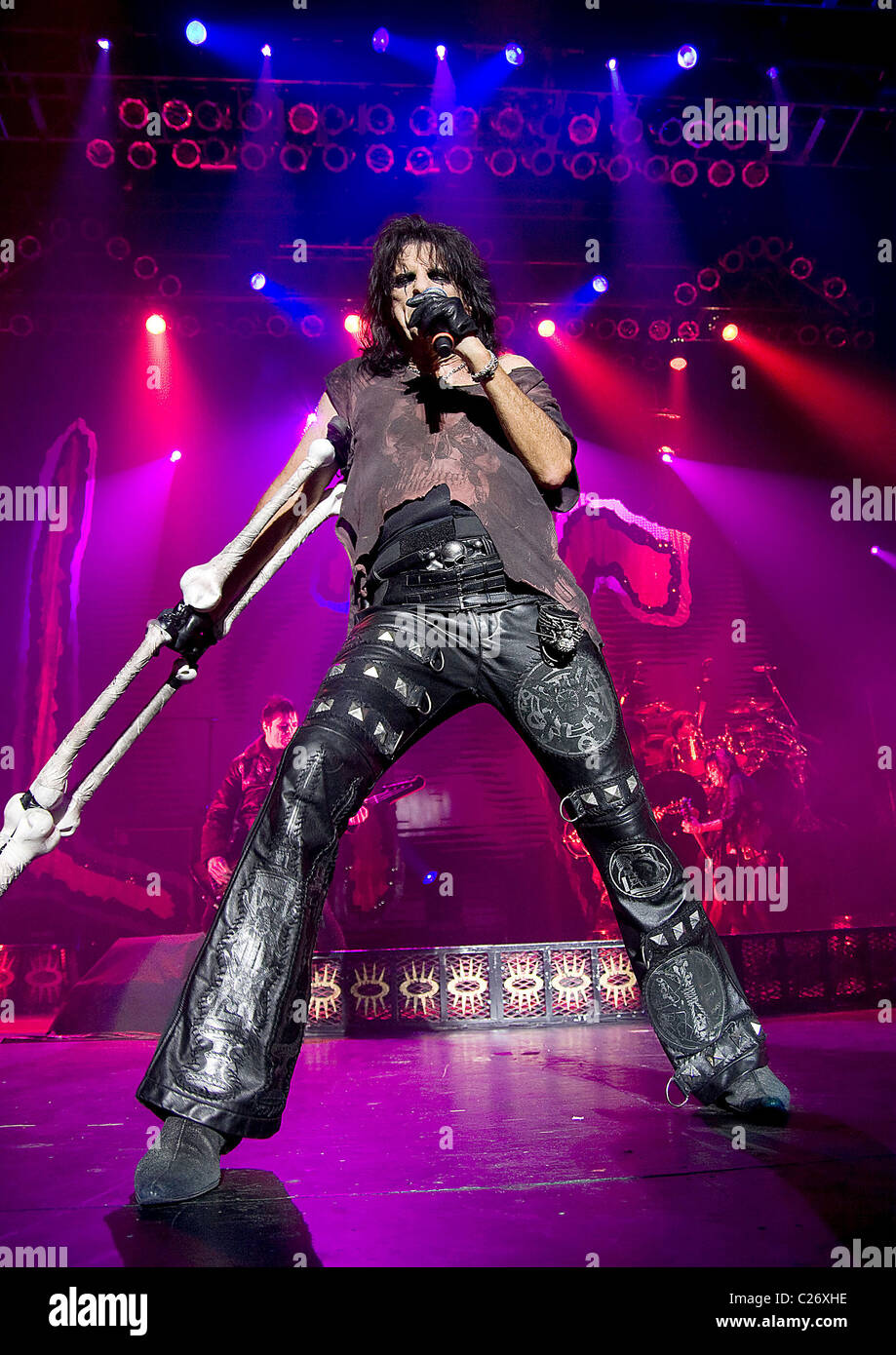 Alice Cooper performing at the Manchester Apollo on his 'Theatre of ...