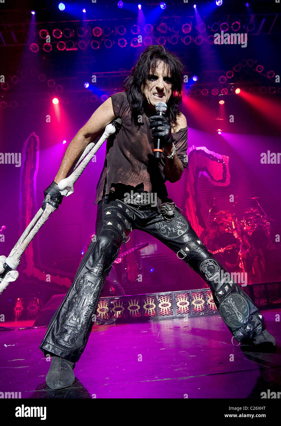 Alice Cooper performing at the Manchester Apollo on his 'Theatre of ...