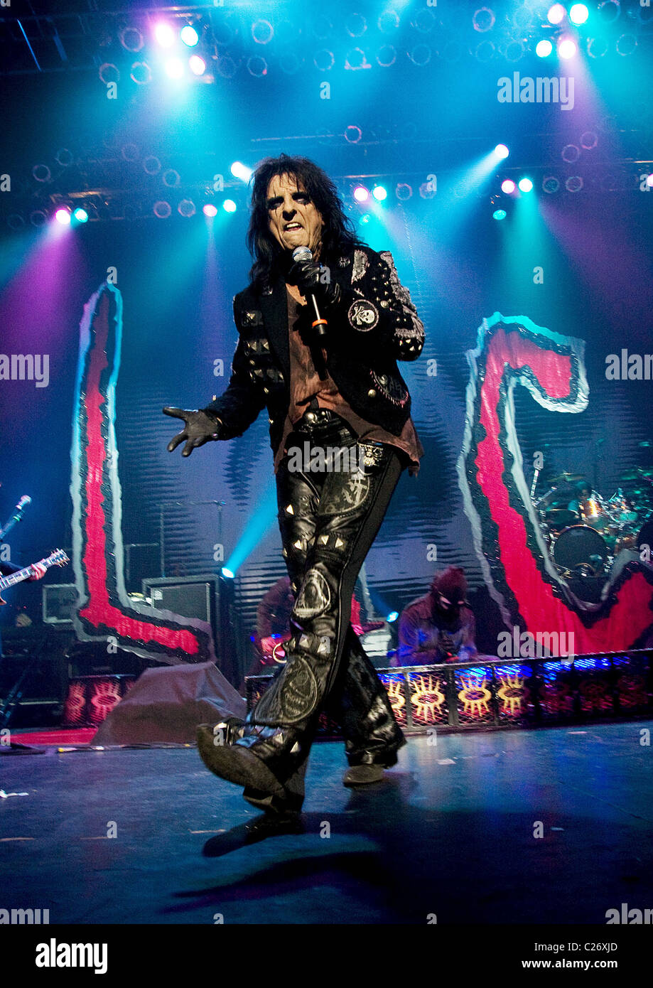 Alice Cooper performing at the Manchester Apollo on his 'Theatre of ...