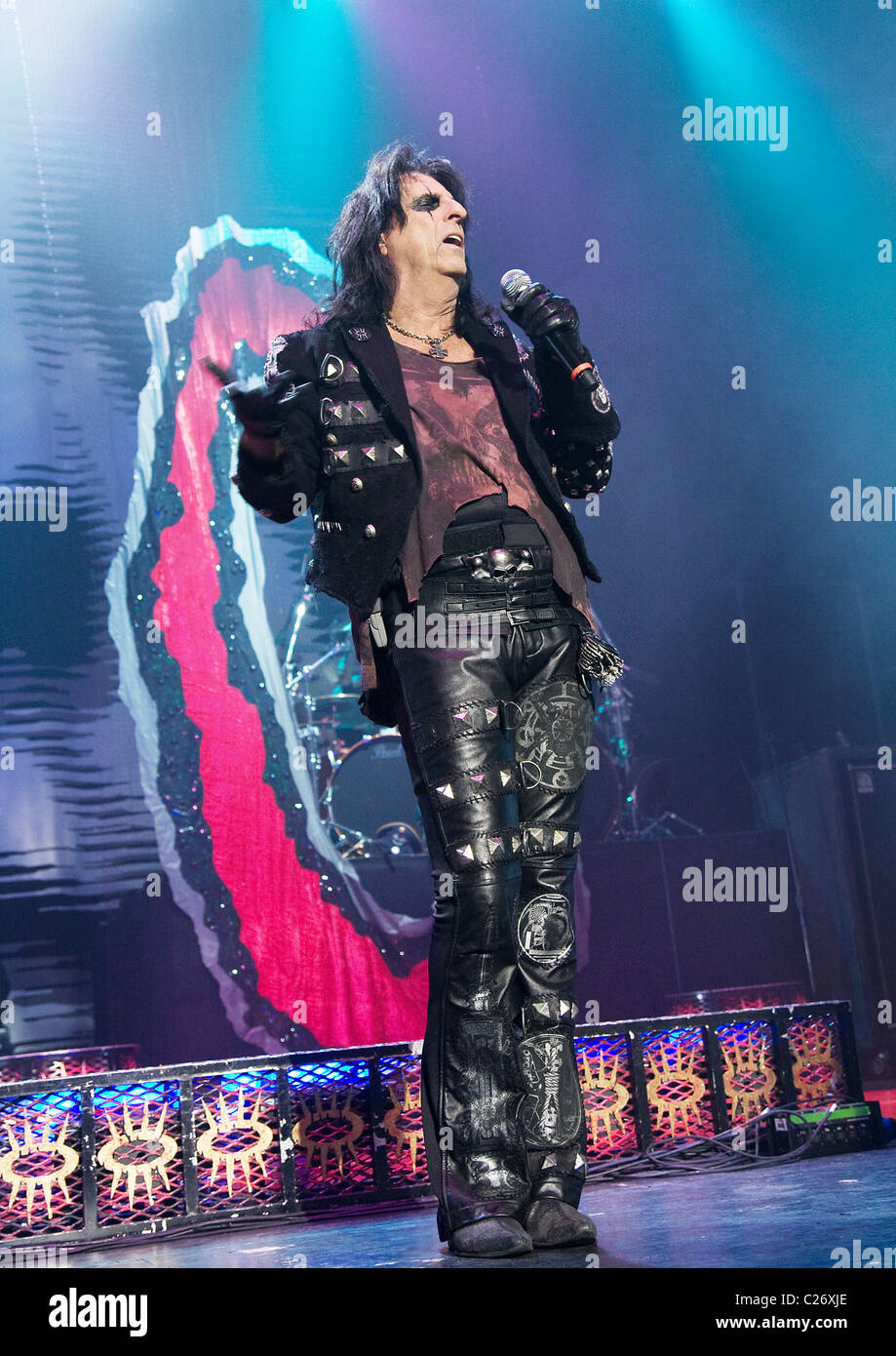 Alice Cooper performing at the Manchester Apollo on his 'Theatre of ...