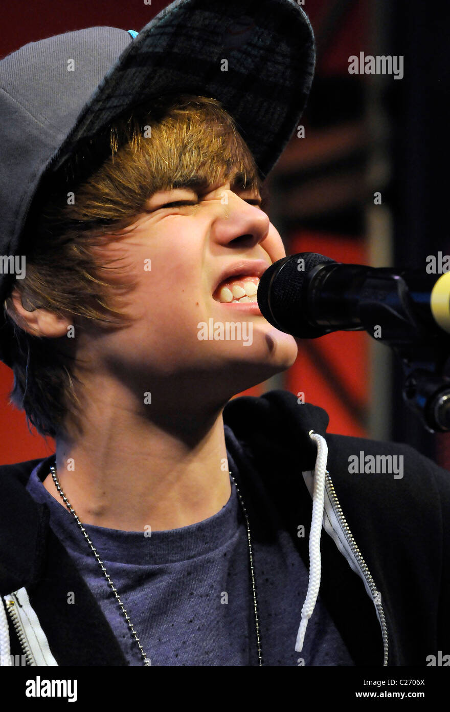 Justin Bieber performs a free concert for fans at Universal CityWalk in ...