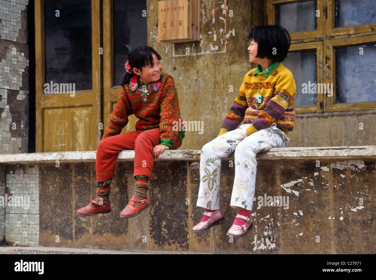 Chinese girls talking hi-res stock photography and images - Alamy