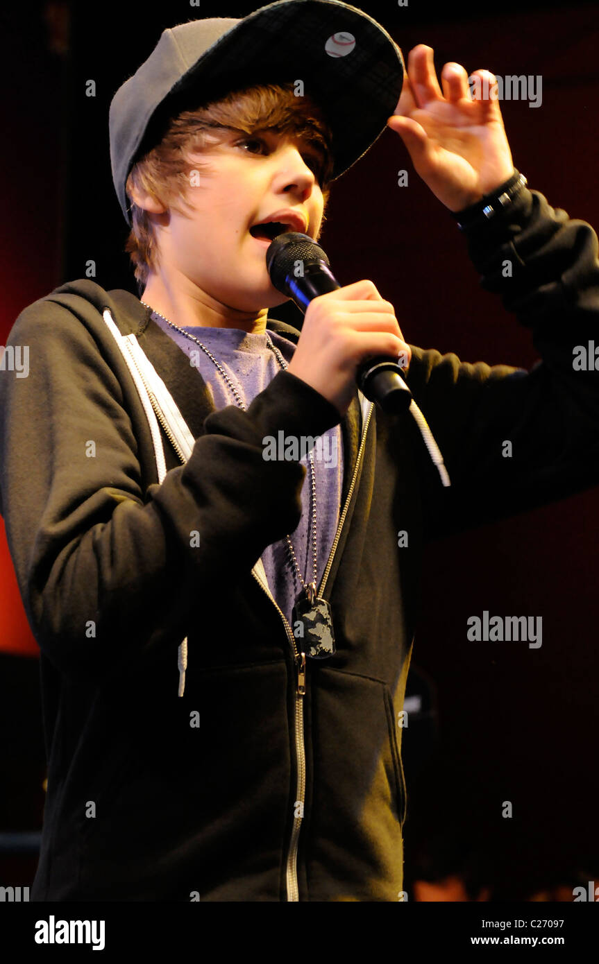 Justin Bieber performs a free concert for fans at Universal CityWalk in ...