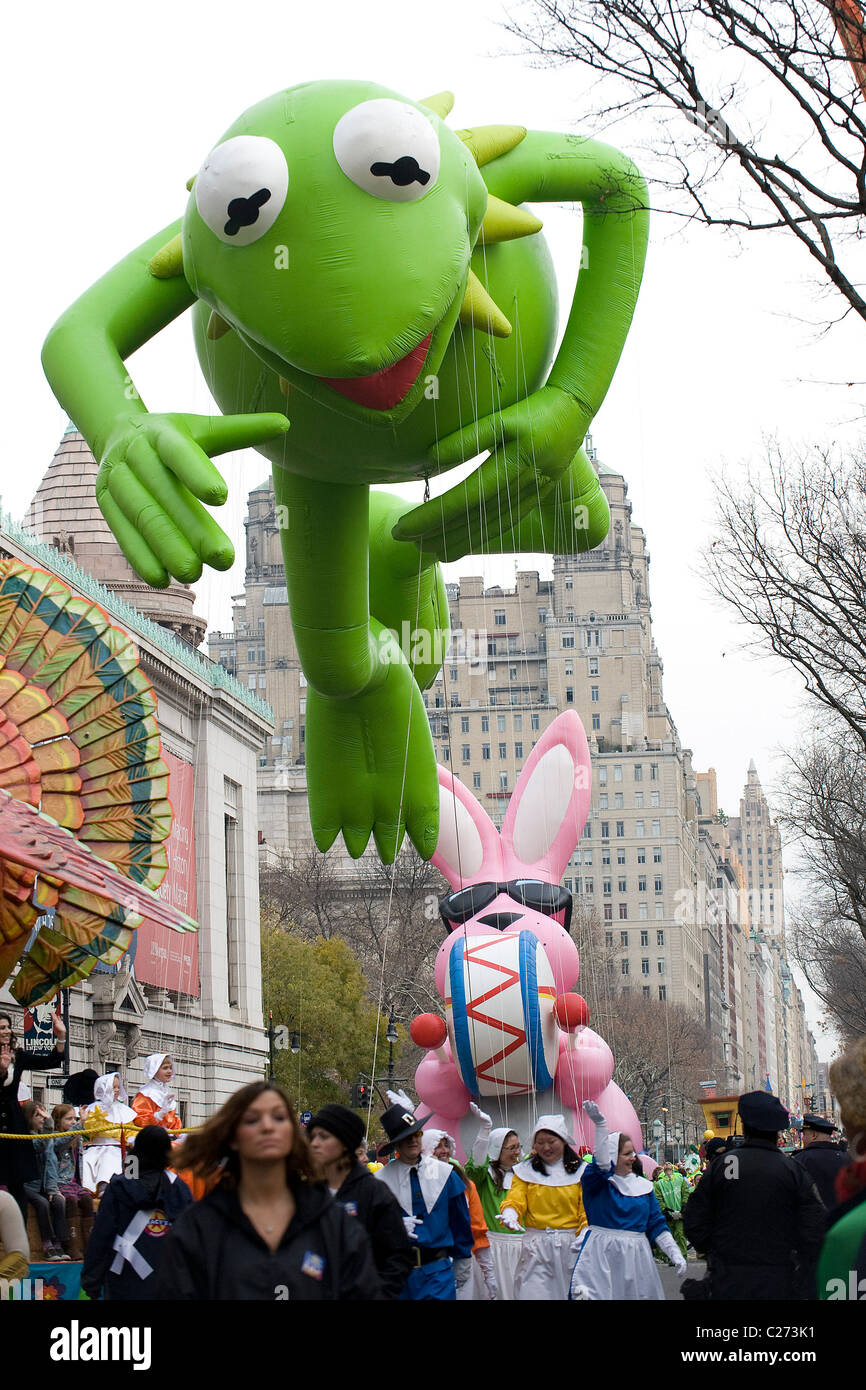Macys thanksgiving day parade kermit hi-res stock photography and ...