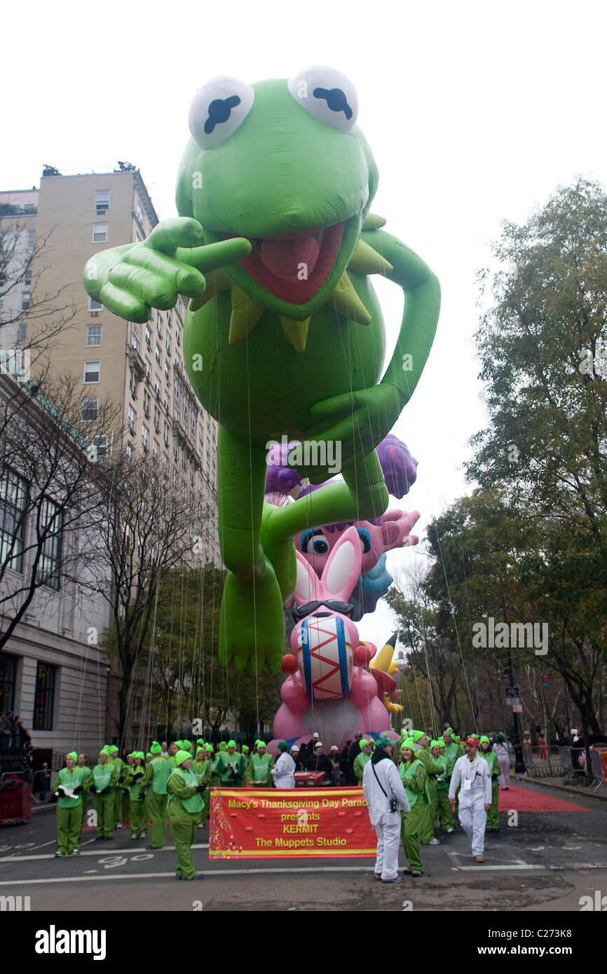 Macys thanksgiving day parade kermit hi-res stock photography and ...