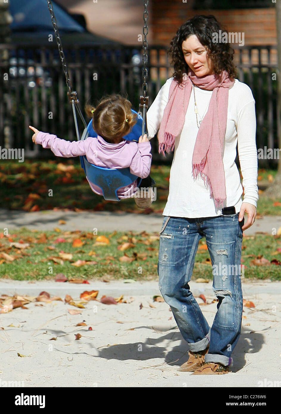 Sara gilbert and daughter sawyer hi-res stock photography and images ...