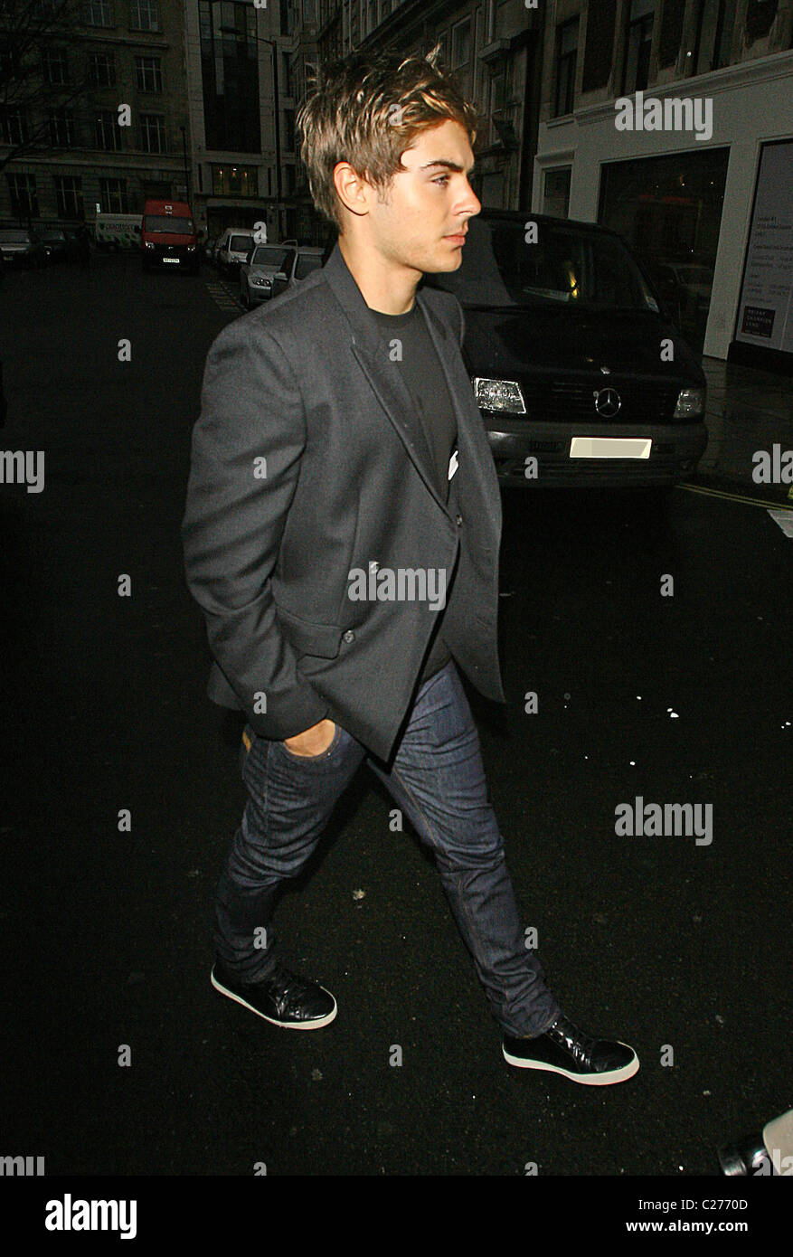 Zac Efron arriving at Absolute radio studios London, England - 20.11.09 ...