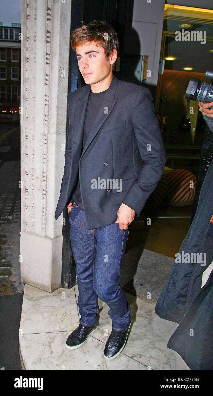 Zac Efron arriving at Absolute radio studios London, England - 20.11.09 ...