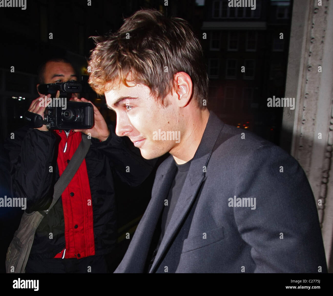 Zac Efron arriving at Absolute radio studios London, England - 20.11.09 ...