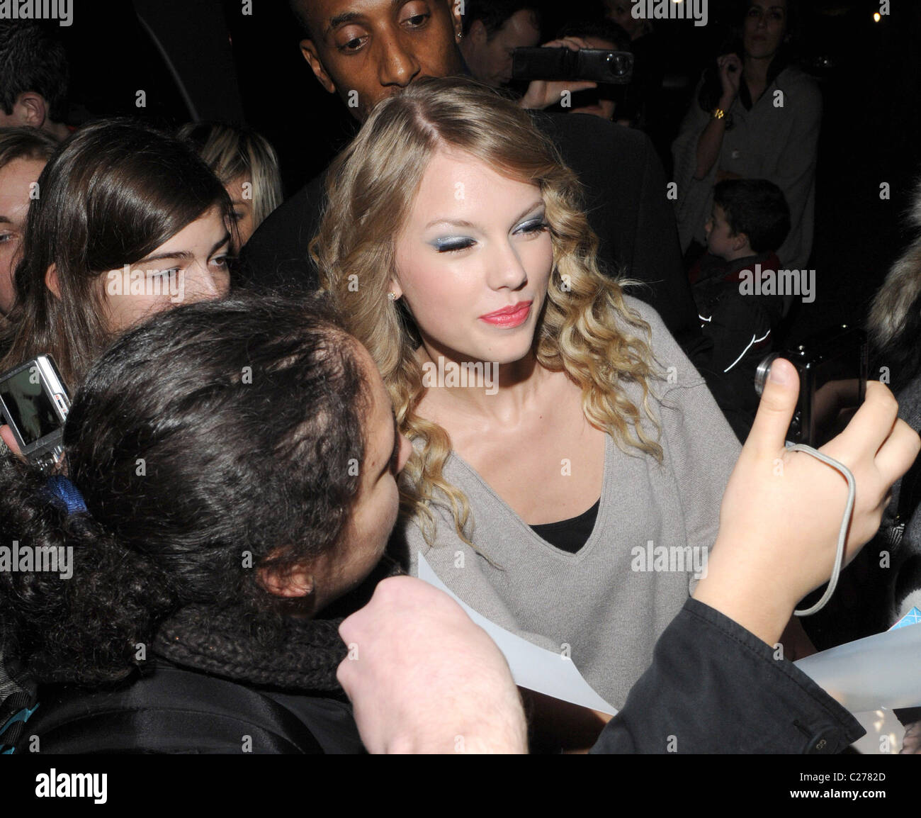 Taylor Swift greets fans and signs autographs outside her London Hotel ...
