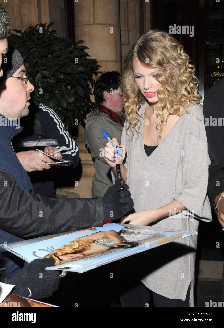 Taylor Swift Signing Autograph