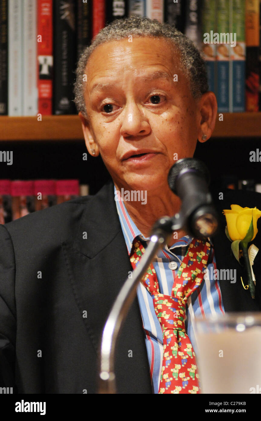 Nikki Giovanni signs copies of her new book 'HipHop Speaks to Children ...