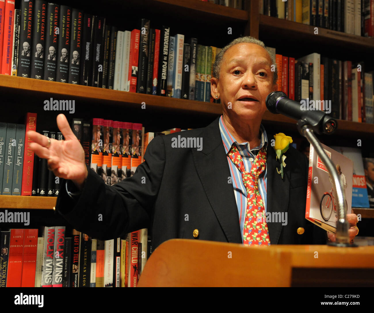 Nikki Giovanni signs copies of her new book 'HipHop Speaks to Children ...