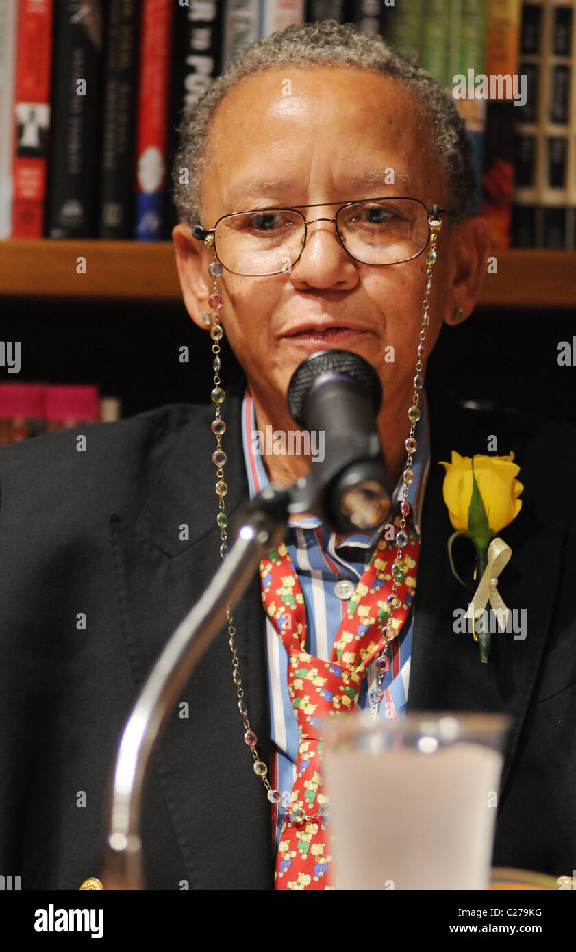 Nikki Giovanni signs copies of her new book 'HipHop Speaks to Children ...