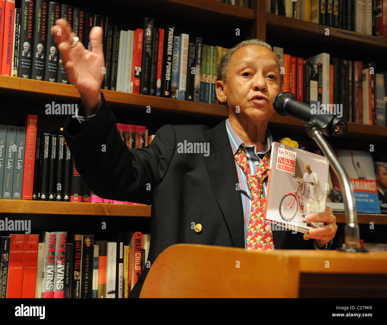 Nikki Giovanni signs copies of her new book 'HipHop Speaks to Children ...