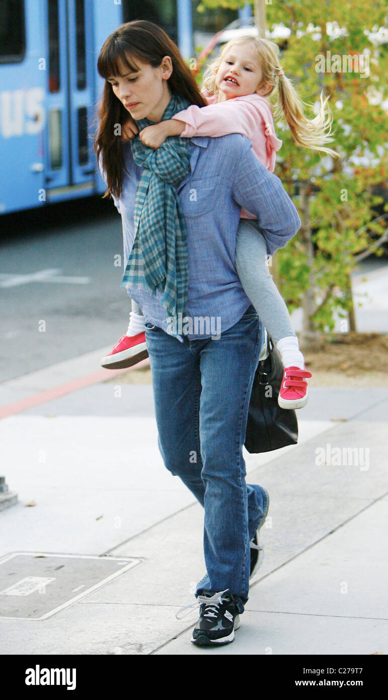 Jennifer Garner Gives Her Daughter Violet Affleck A Piggyback Ride