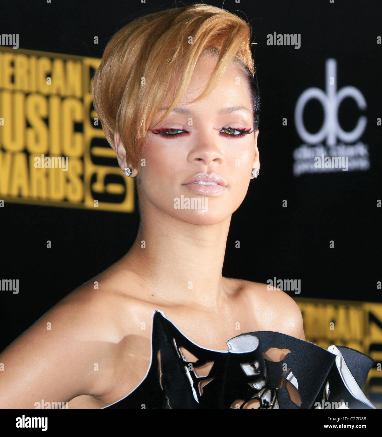 Rihanna 2009 American Music Awards - Arrivals held at the Nokia Theatre ...