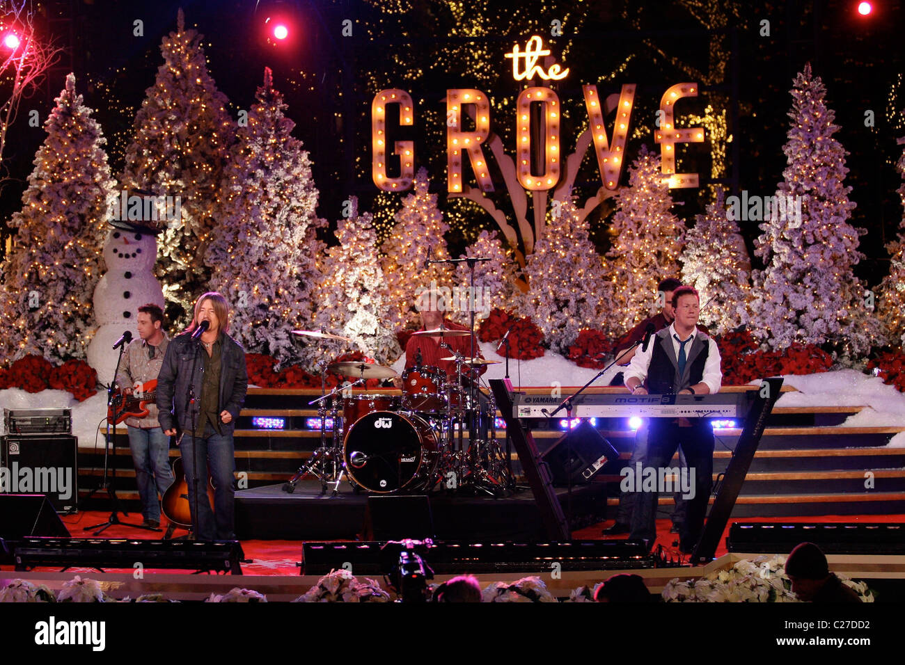 Lonestar The Grove's annual tree lighting celebration Los Angeles ...