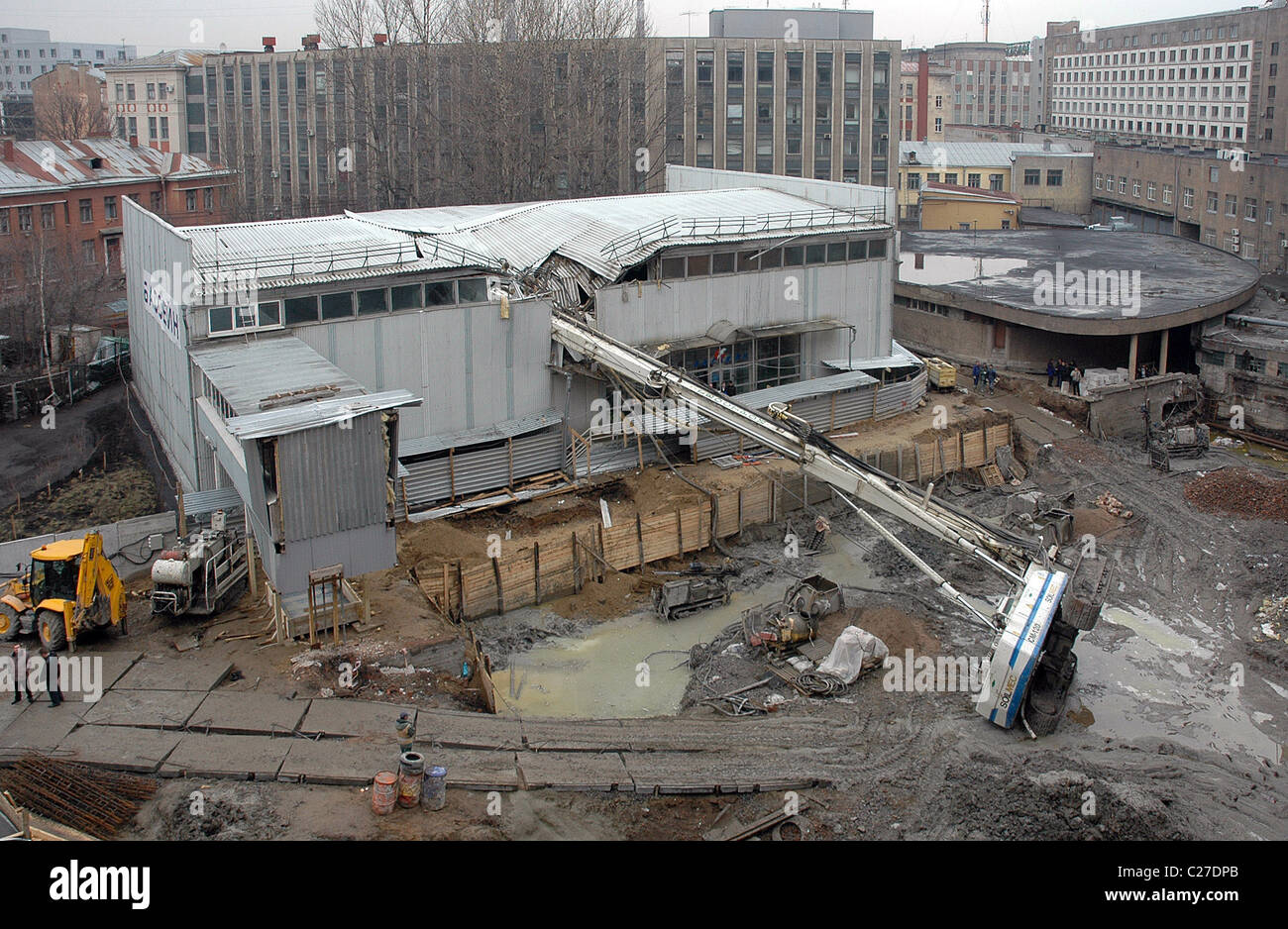 Russia, St.Petersburg cranes falling over damaged the building of ...