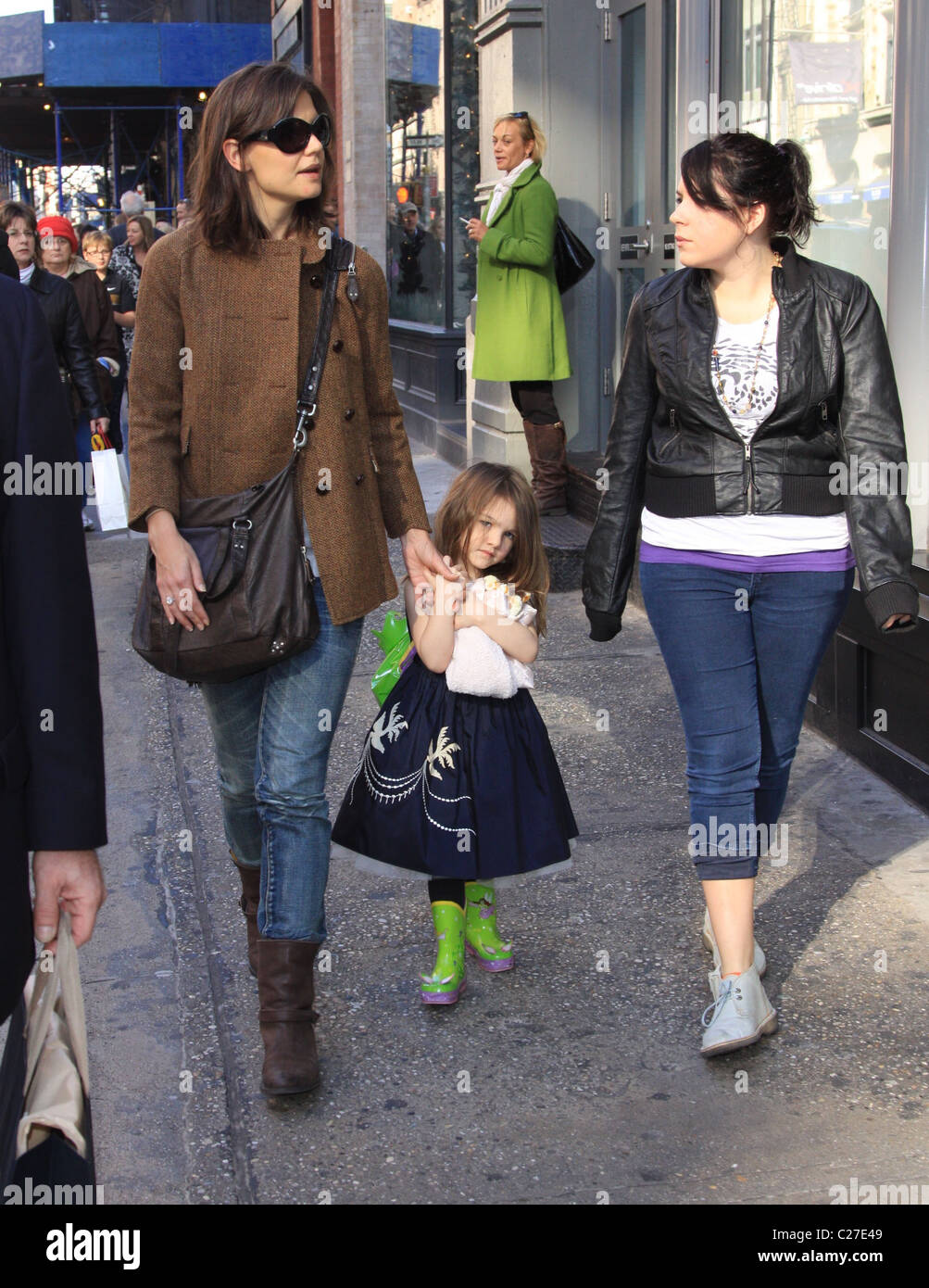 Katie Holmes, daughter Suri Cruise and step-daughter Isabella Cruise ...
