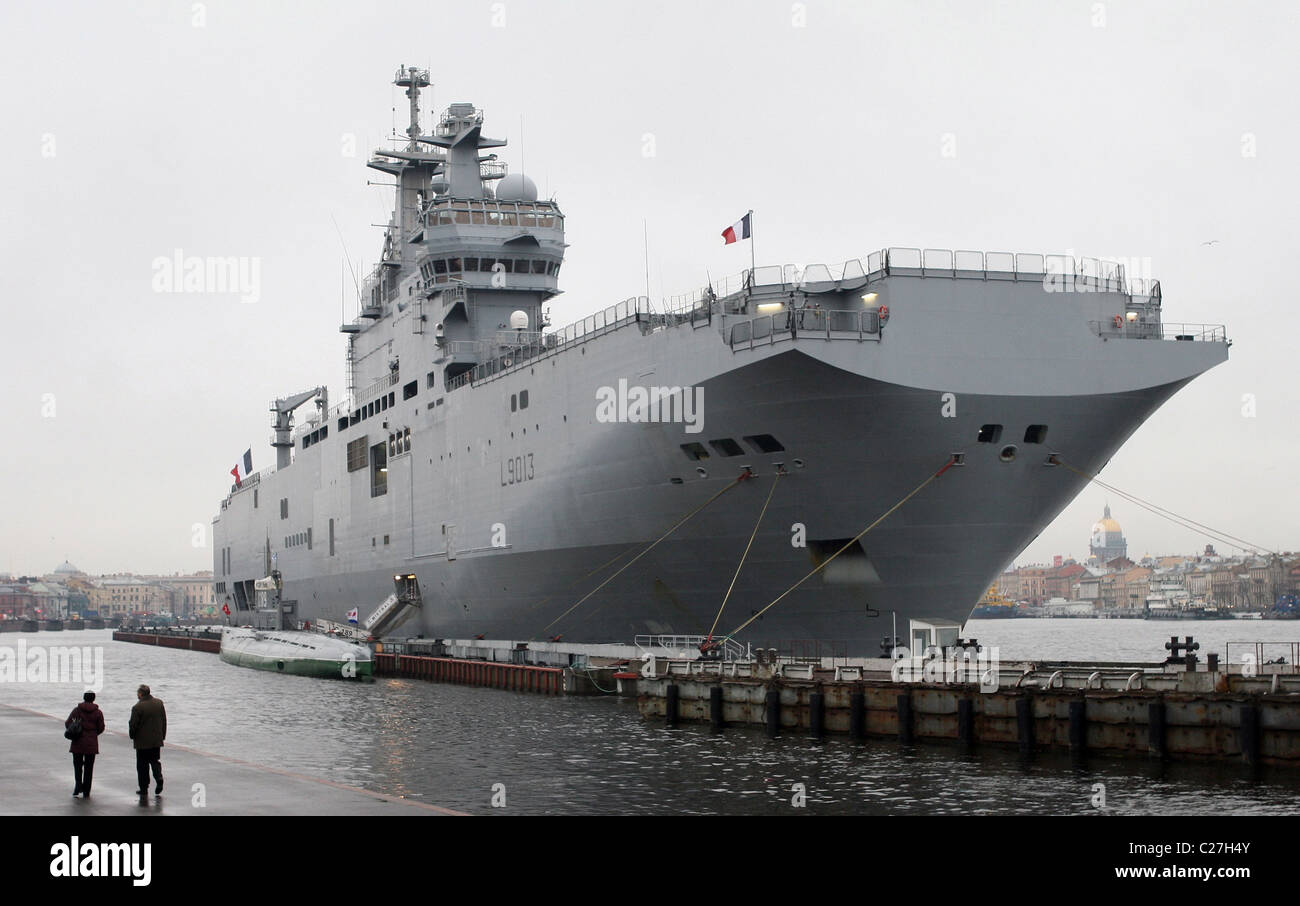 French Navy's amphibious assault ship 'Mistral' docked on the Neva ...