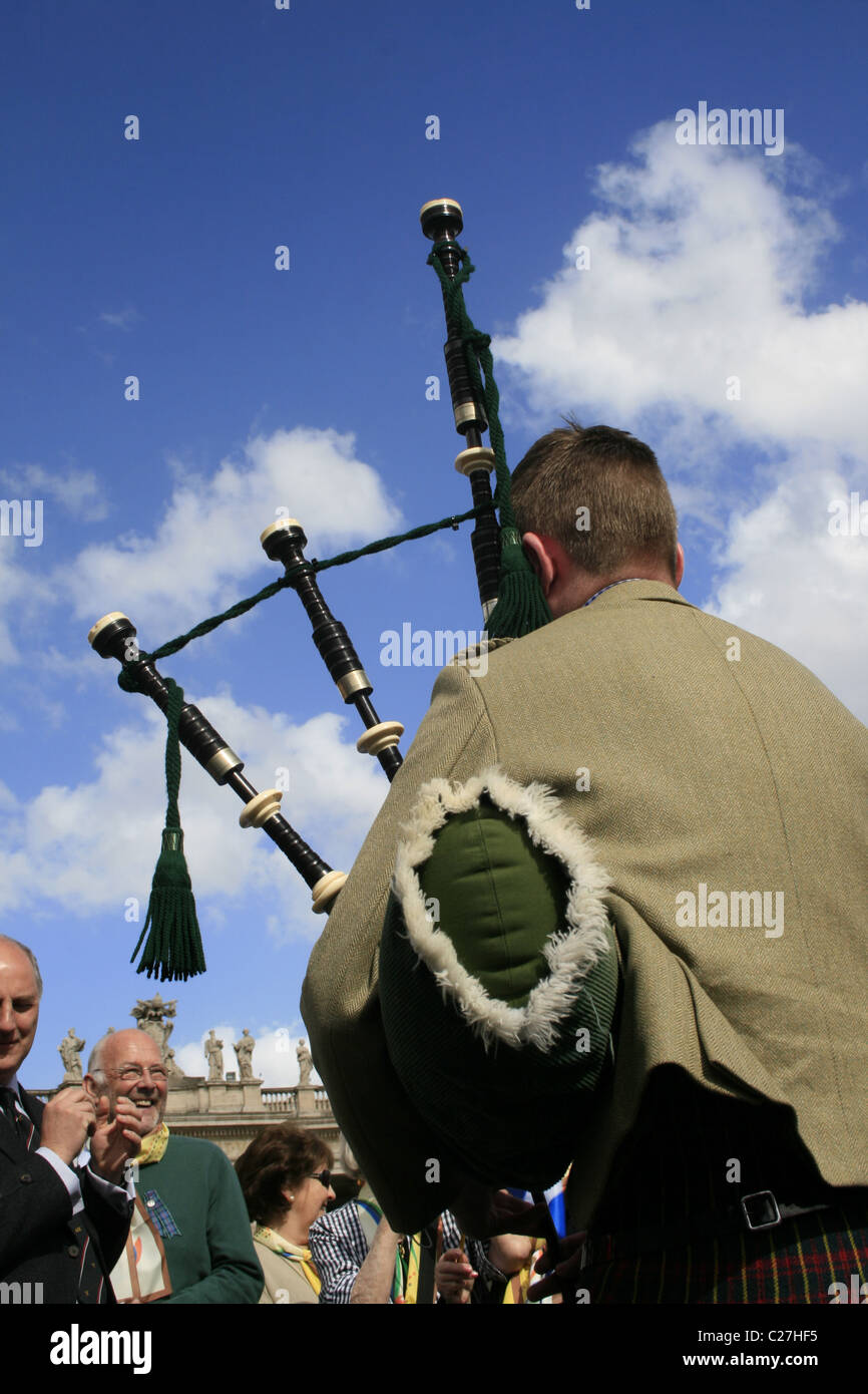 Person playing bag pipes hi-res stock photography and images - Alamy