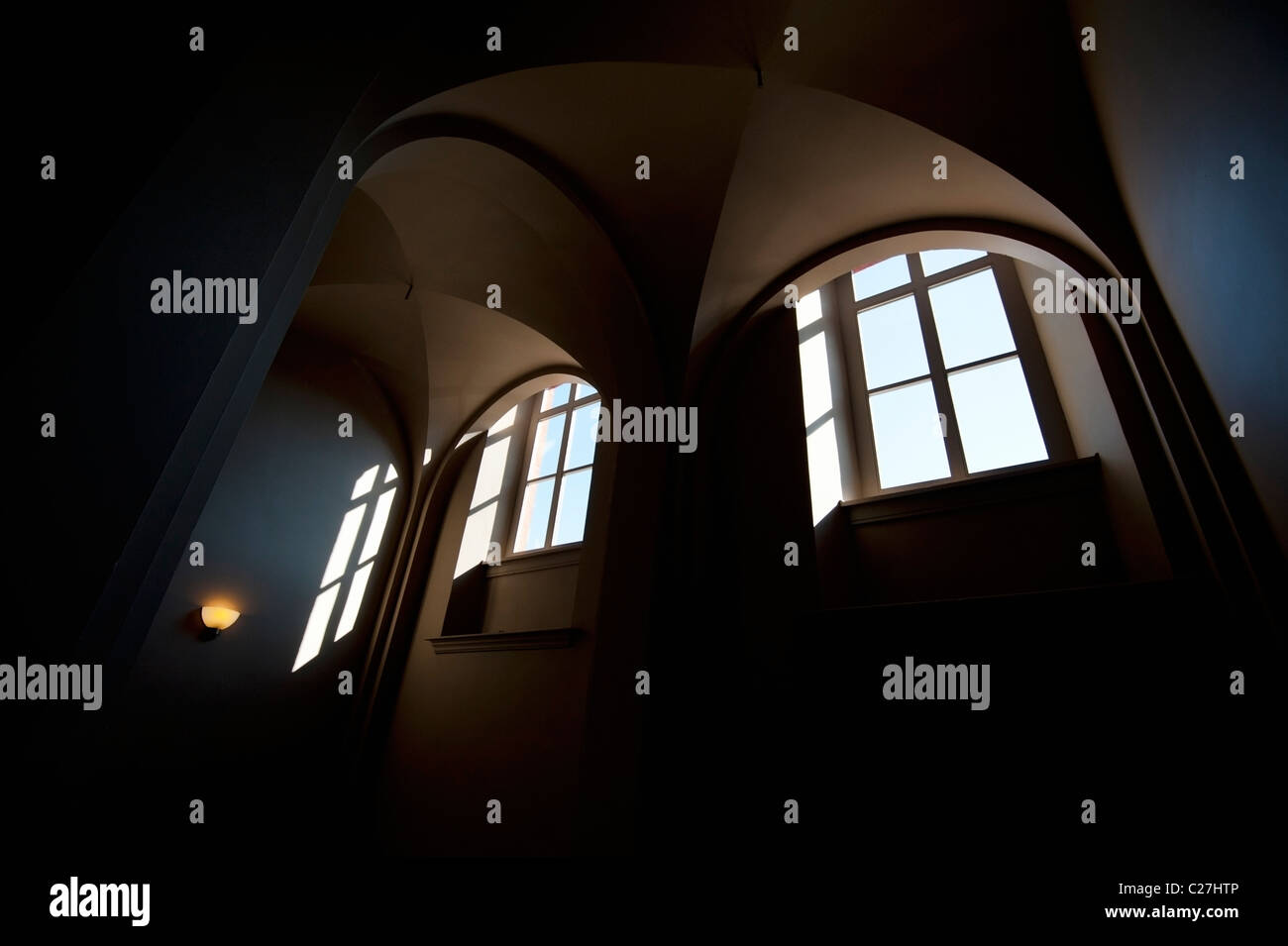 Building with arch windows hi-res stock photography and images - Alamy