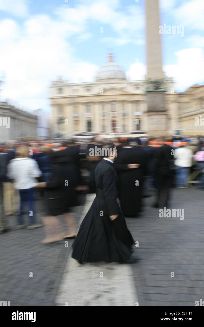 pilgrims in the vatican square rome, italy Stock Photo - Alamy