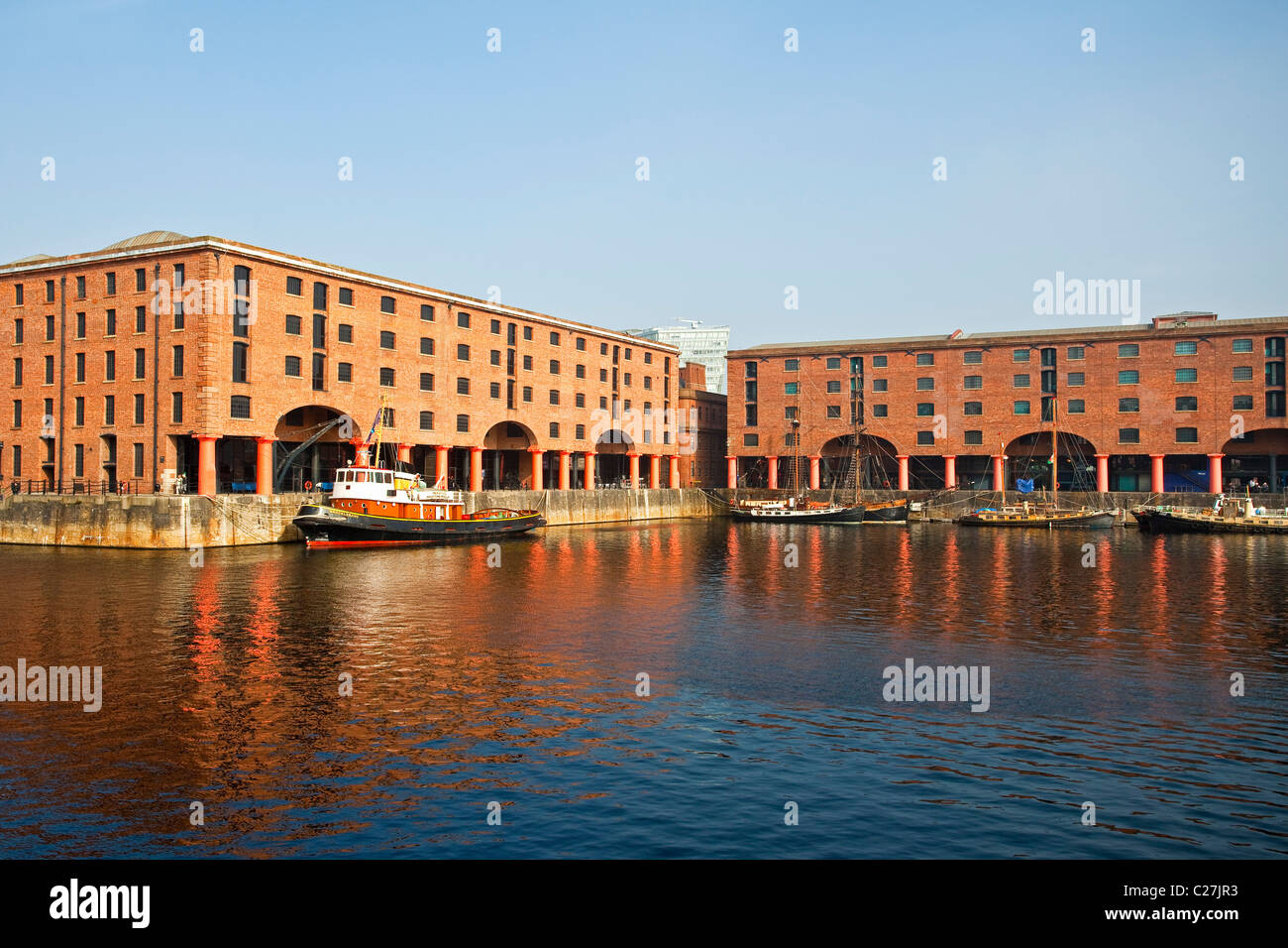 Albert dock liverpool boats hi-res stock photography and images - Alamy