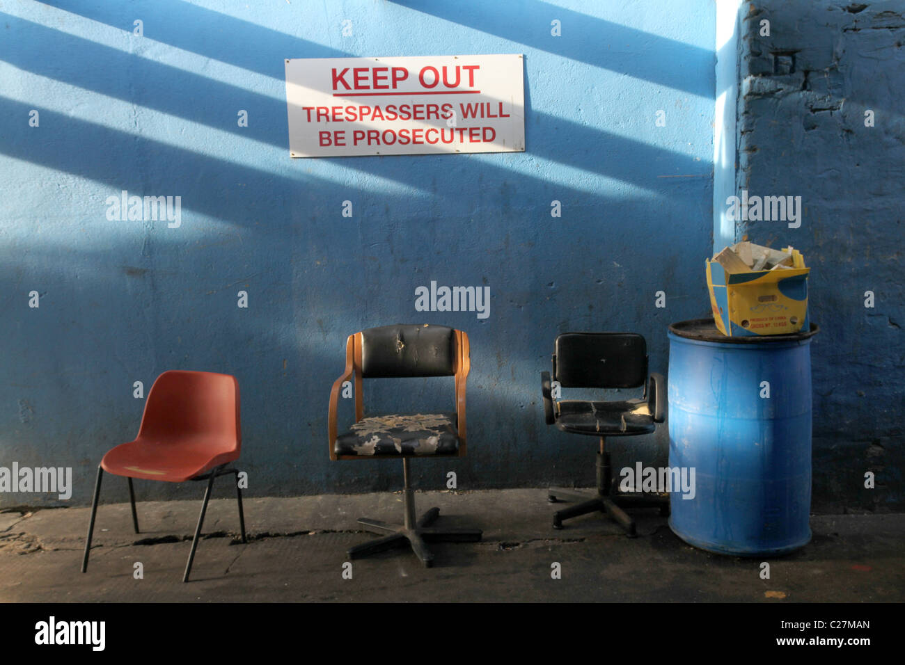 Broken signs hi-res stock photography and images - Alamy