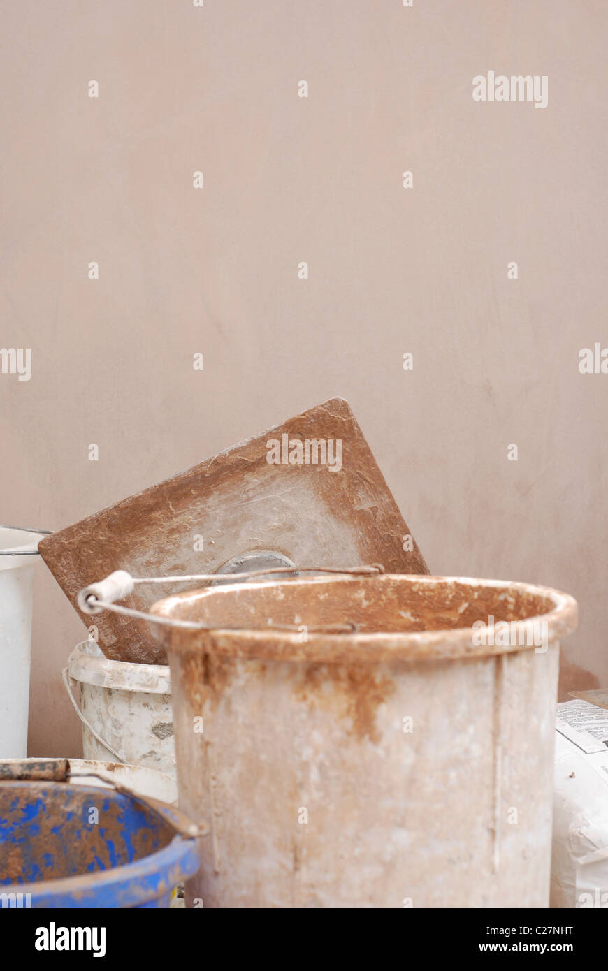 Plasterers tools and equipment against a freshly plastered wall Stock ...