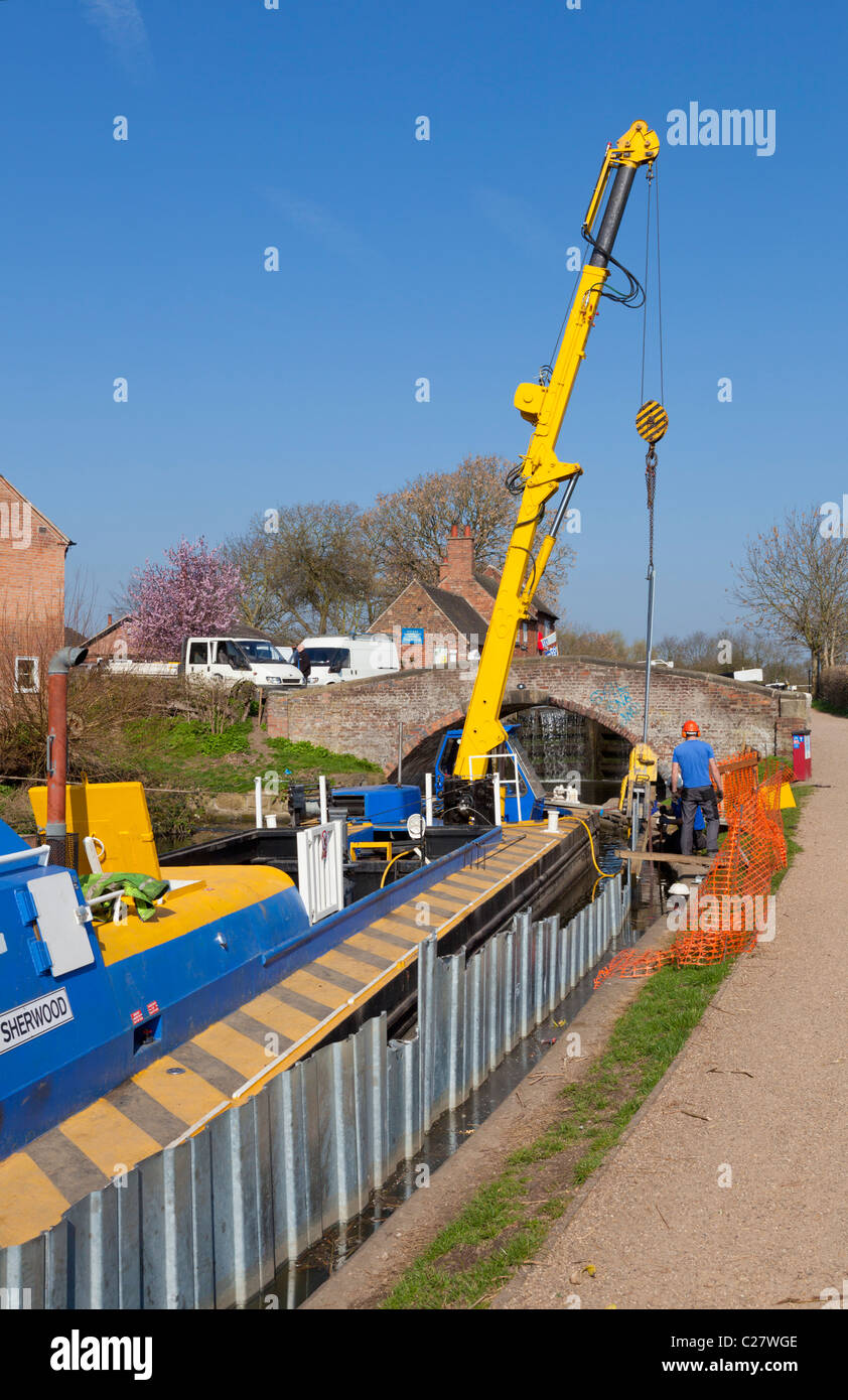 repairing Erewash canal near Sandiacre lock Long Eaton, Derbyshire ...