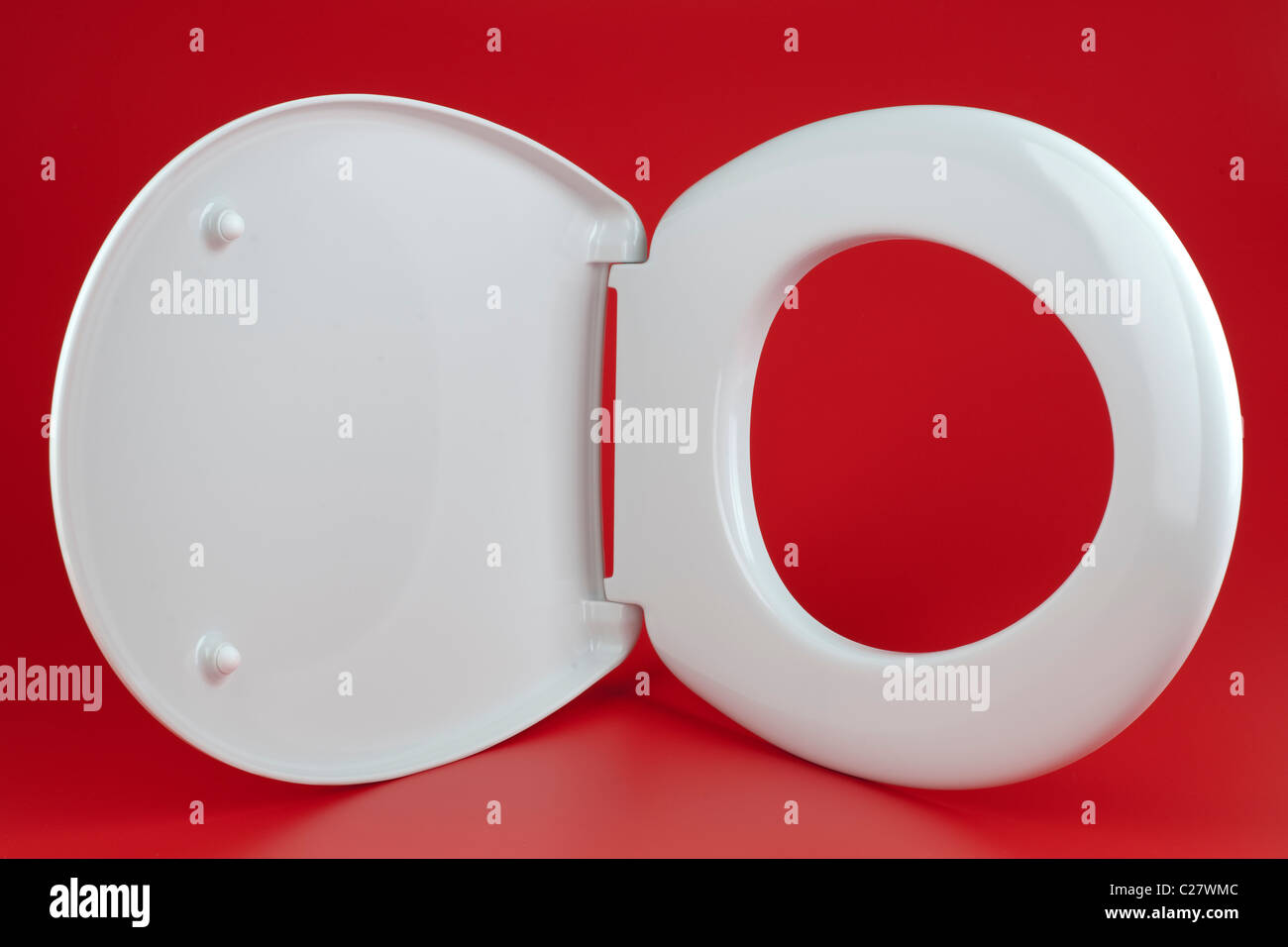 White scratch resistant plastic toilet seat and cover Stock Photo - Alamy