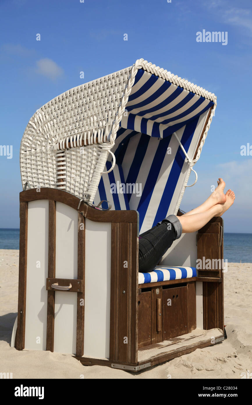 Feet of a woman relaxing in a beach chair Stock Photo - Alamy