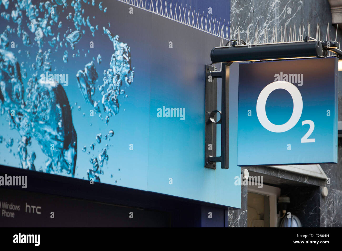 O2 mobile phone hi-res stock photography and images - Alamy