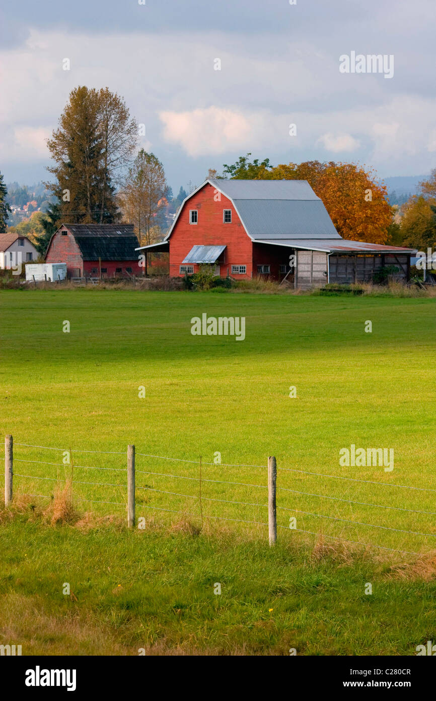 Classic red barn hi-res stock photography and images - Alamy