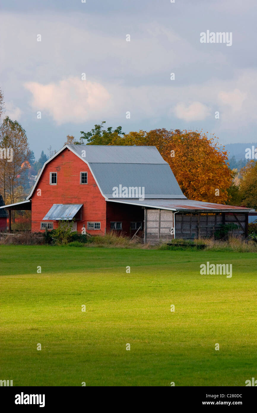Classic red barn hi-res stock photography and images - Alamy