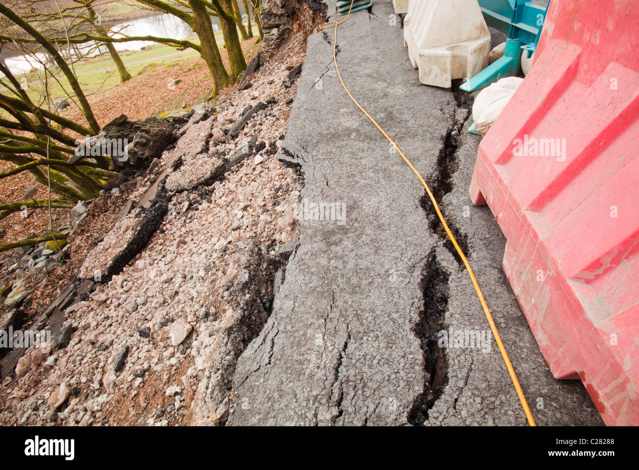 Road subsidence hi-res stock photography and images - Alamy