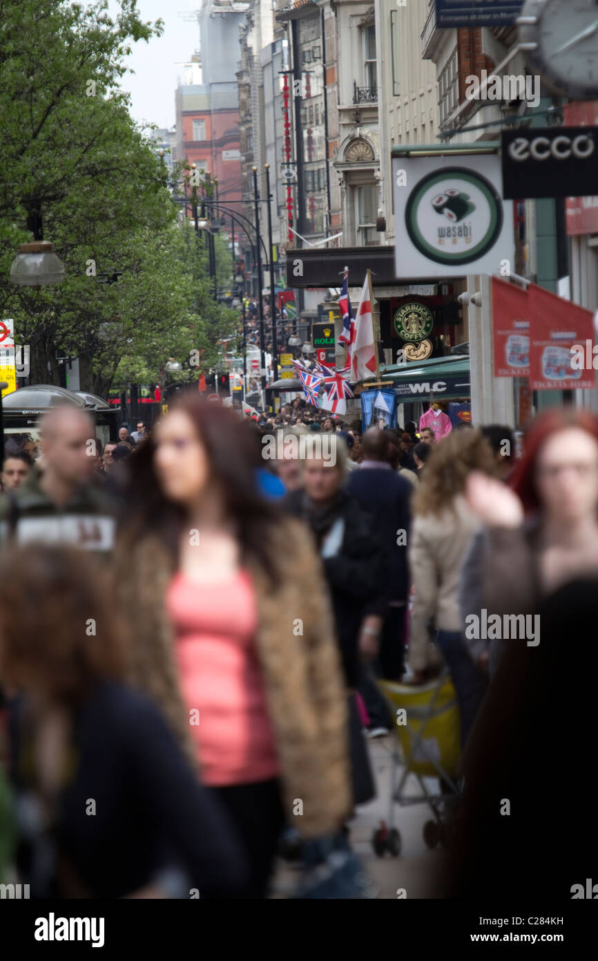 Bustling london street hi-res stock photography and images - Alamy