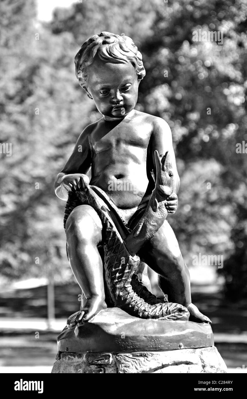Bronze boy fountain statue hi-res stock photography and images - Alamy