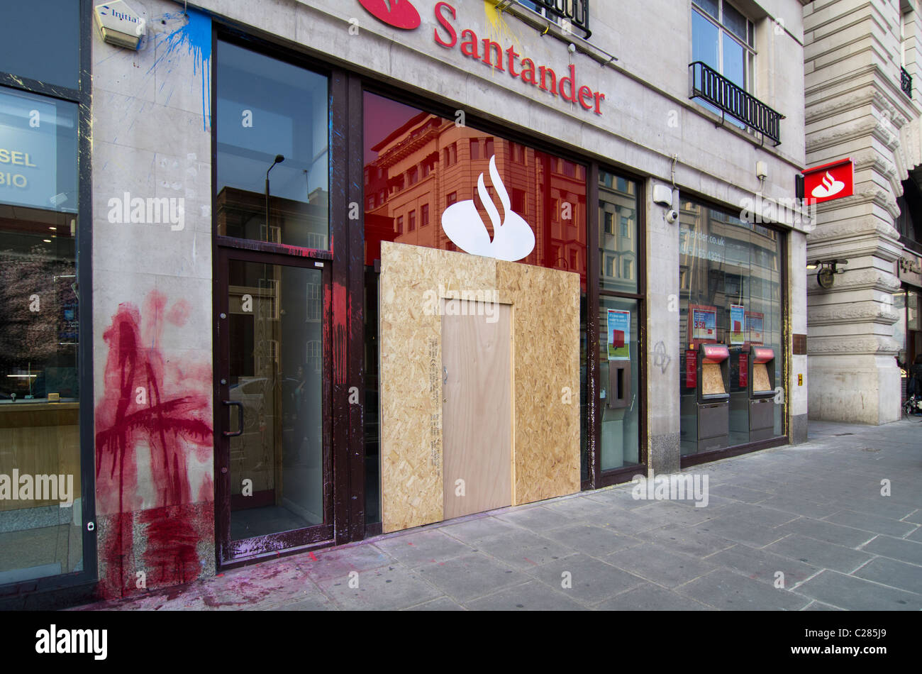 Santander Bank boarded up and after riots in London Stock Photo - Alamy